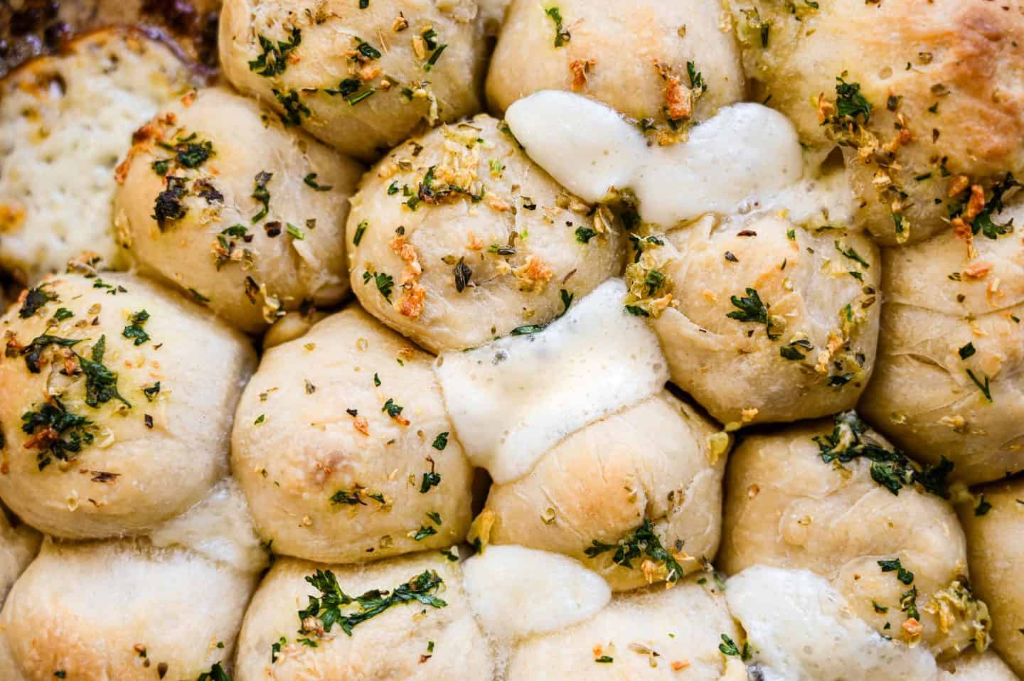 Cheesy Garlic Pull-Apart Christmas Tree Bread | Easy Holiday Appetizer 🎄